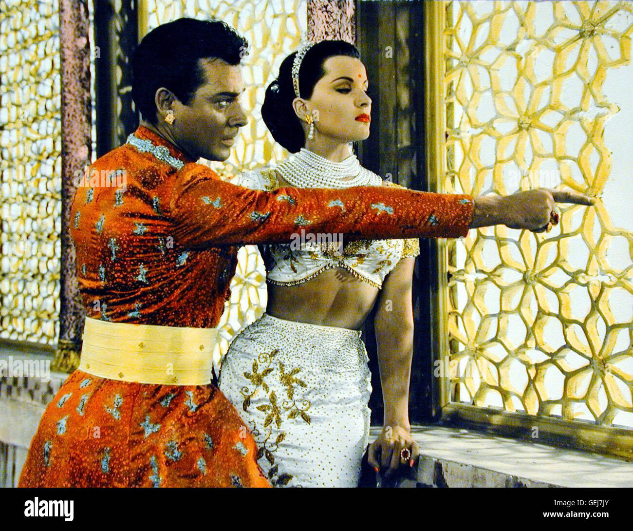 Walter Reyer, Debra Paget Maharadscha Chandra (Walter Reyer) zeigt der ...