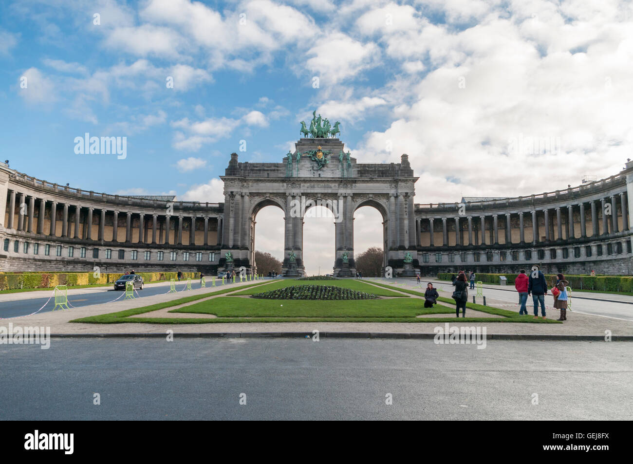 Triumphal arch in the parc du cinquantenaire hi-res stock photography ...