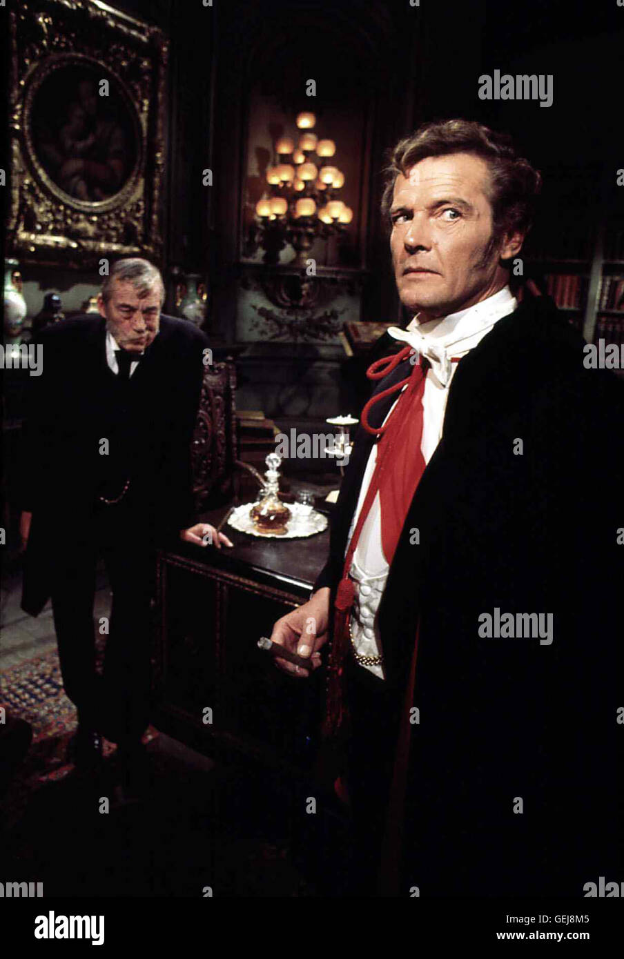 John Huston, Roger Moore Sherlock Holmes (Roger Moore,r) wurde von ...