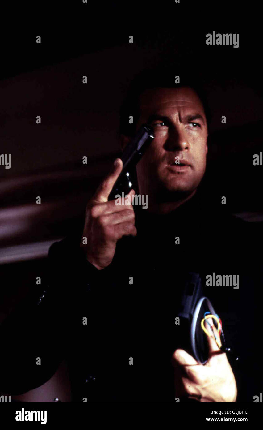 Steven Seagal Dane kapert einen Zug, den er zu einer Kontrollstation ...