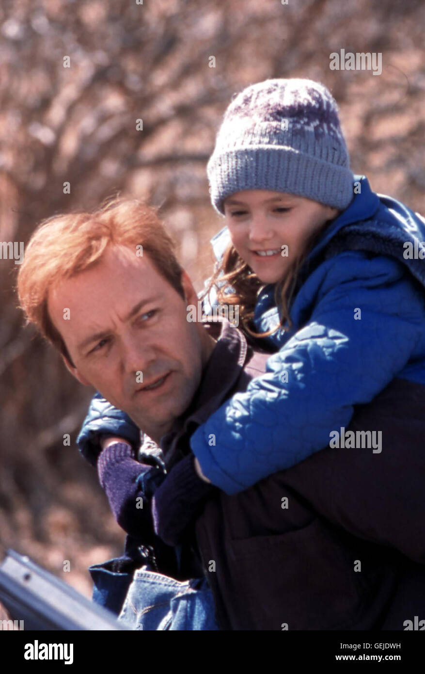 Quoyle (Kevin Spacey), Bunny (Alyssa, Kaitlyn & Lauren Gainer ...