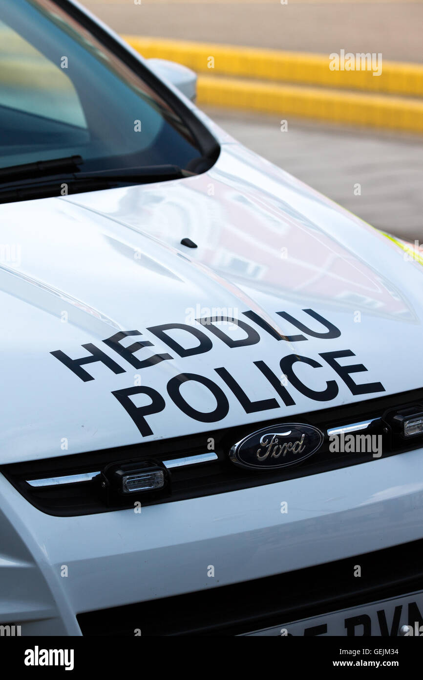Front of a welsh police car with the words police also in welsh ...