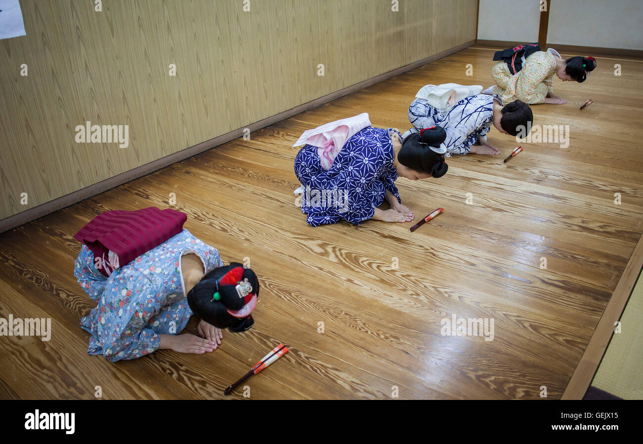 Geishas and 'maikos' (geisha apprentice) in dance class. Geisha school ...