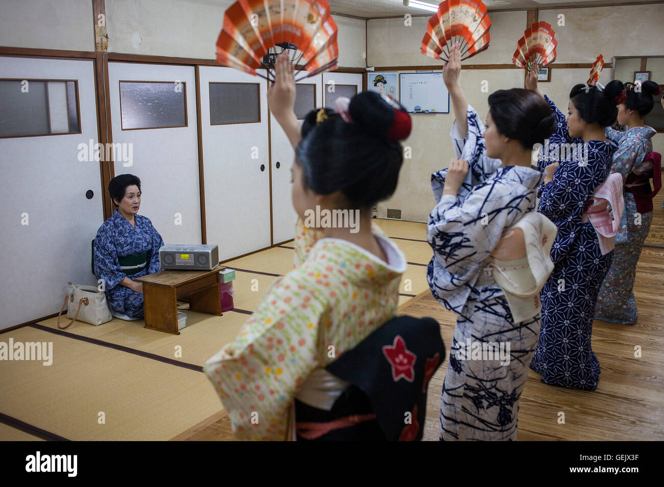 Geishas and 'maikos' (geisha apprentice) in dance class. Geisha school ...