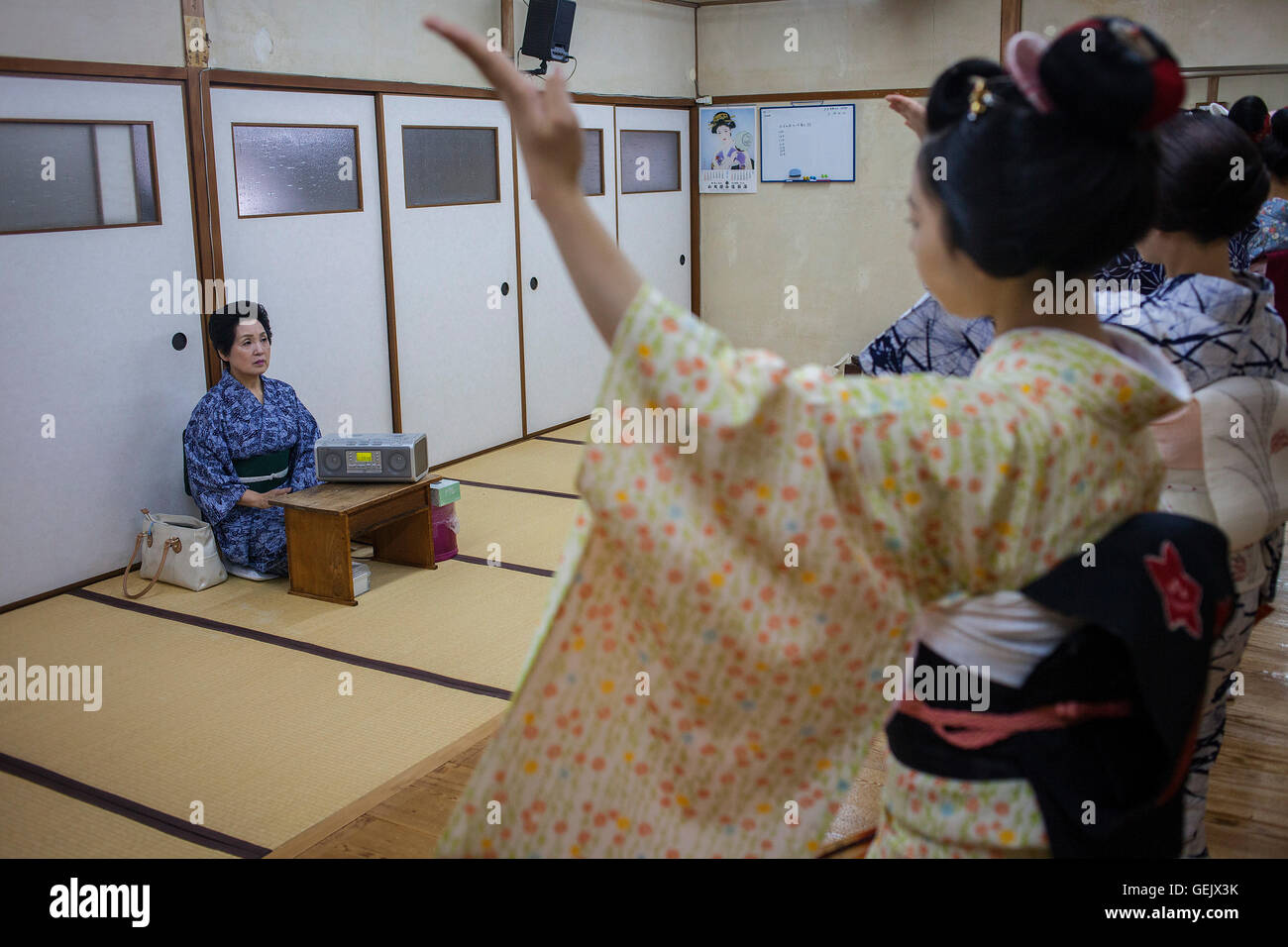Geishas and 'maikos' (geisha apprentice) in dance class. Geisha school ...