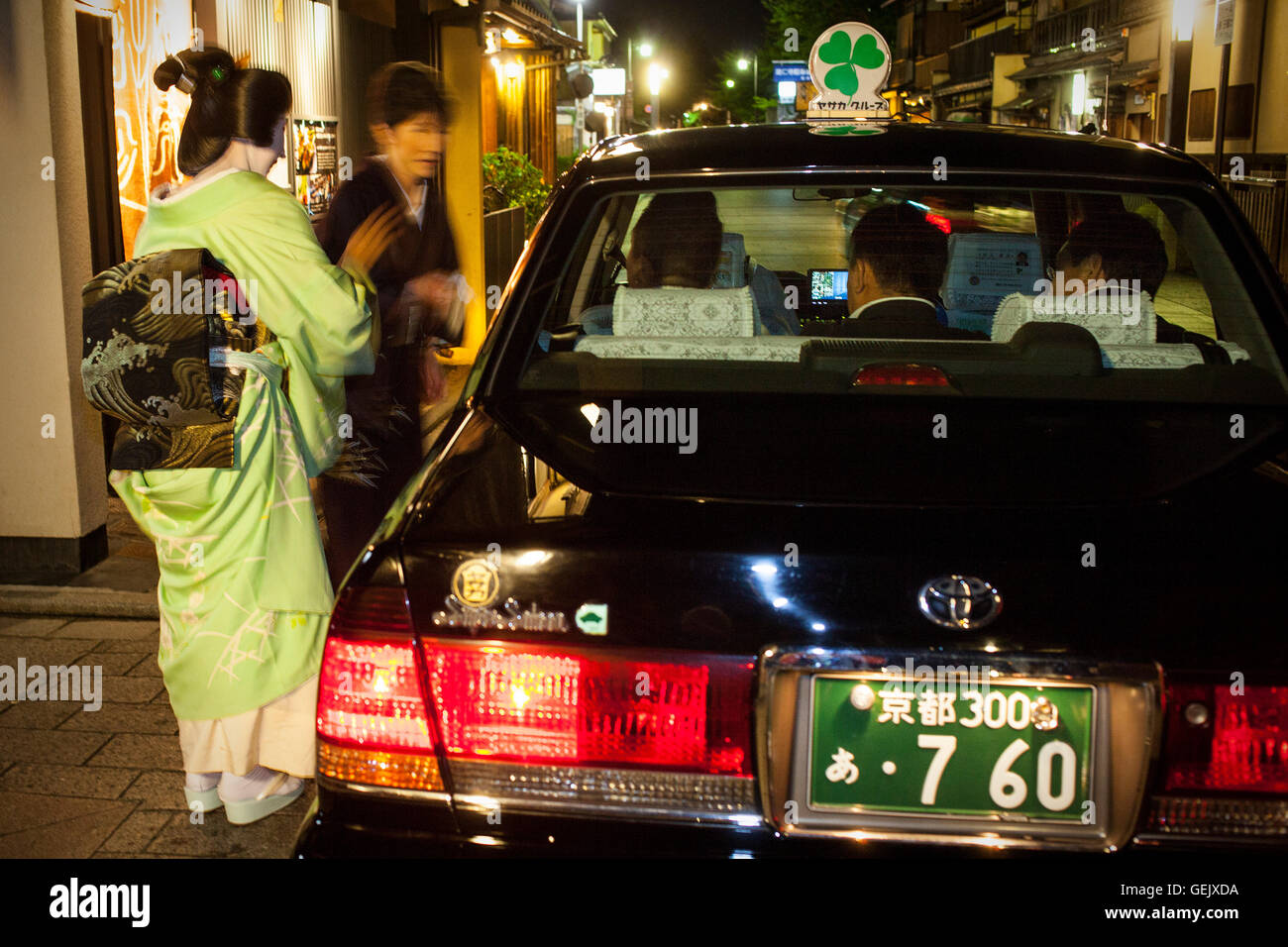 Geisha and Oka san says goodbye to clients.Taxi in Hanamikoji dori ...