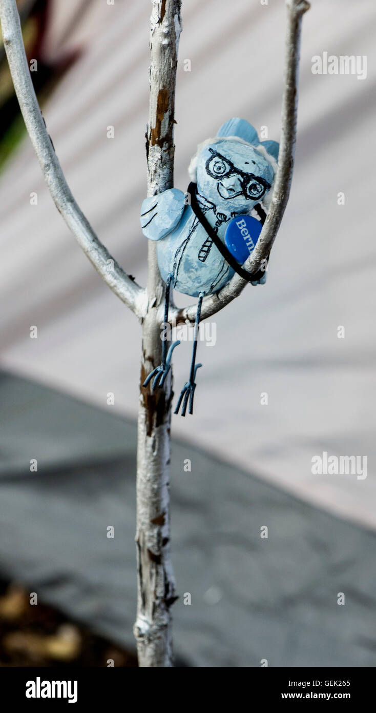 Philadelphia, Pennsylvania, USA. 25th July, 2016. A ''Bernie Bird'' is ...