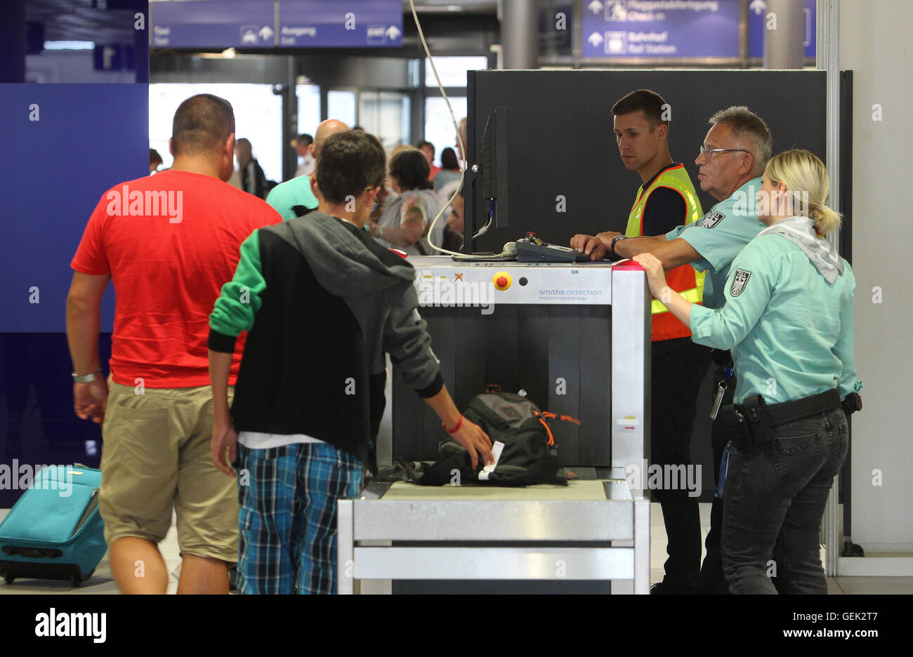 Schkeuditz, Germany. 14th July, 2016. Customs officers work at the ...