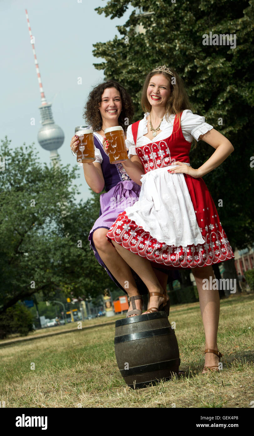 Berlin, Germany. 26th July, 2016. Beer Princess Melina (L) and Beer ...