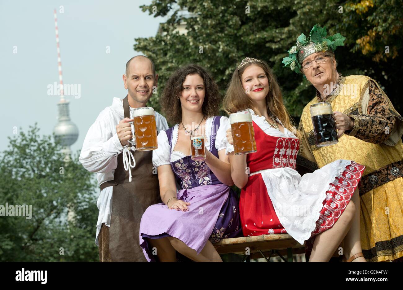 Berlin, Germany. 26th July, 2016. Master brewer Claus (L-R), Beer ...