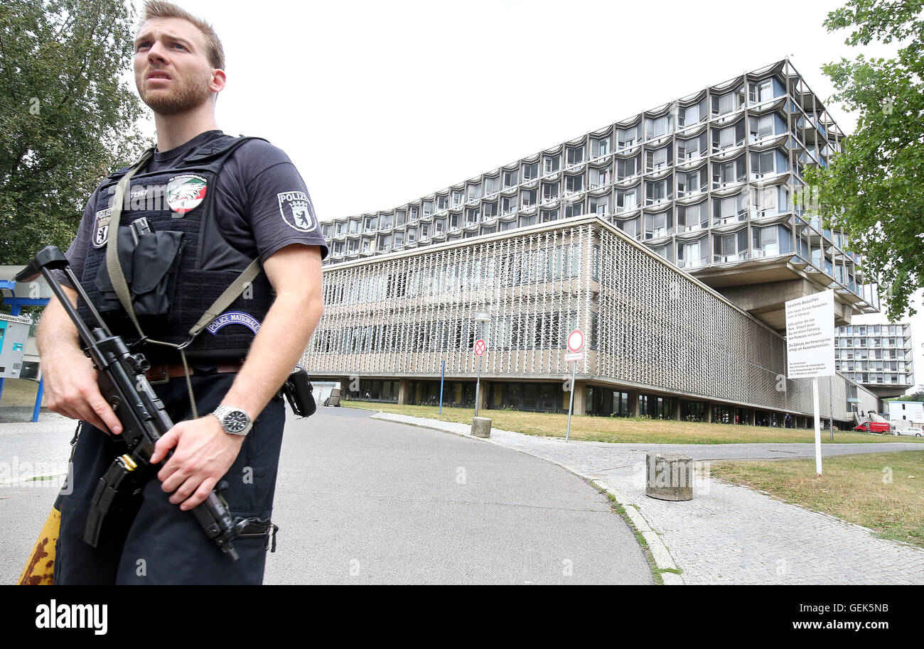 Doctor police officer hi-res stock photography and images - Alamy