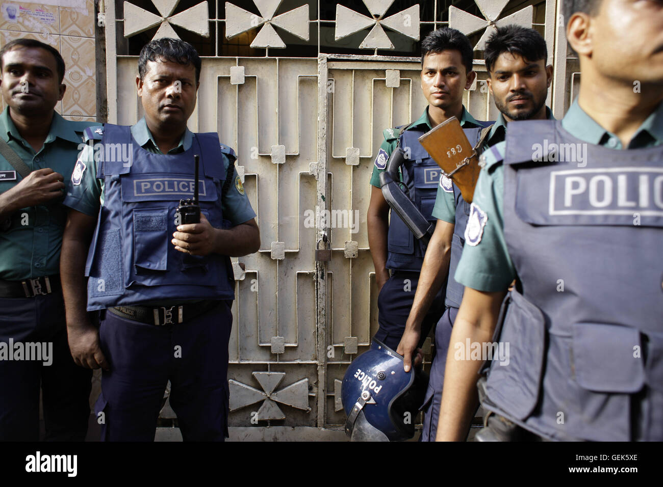Dhaka, Bangladesh. 26th July, 2016. Bangladeshi security officials ...