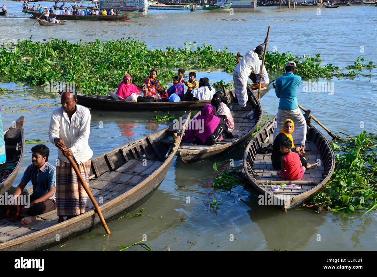Dhaka, Bangladesh. 26th July, 2016. Bangladeshi boats man paddles his ...