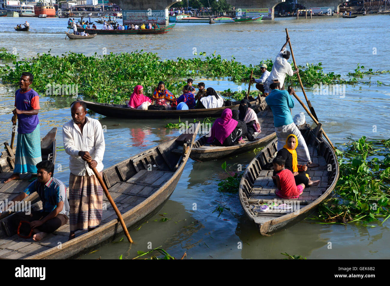Dhaka, Bangladesh. 26th July, 2016. Bangladeshi boats man paddles his ...