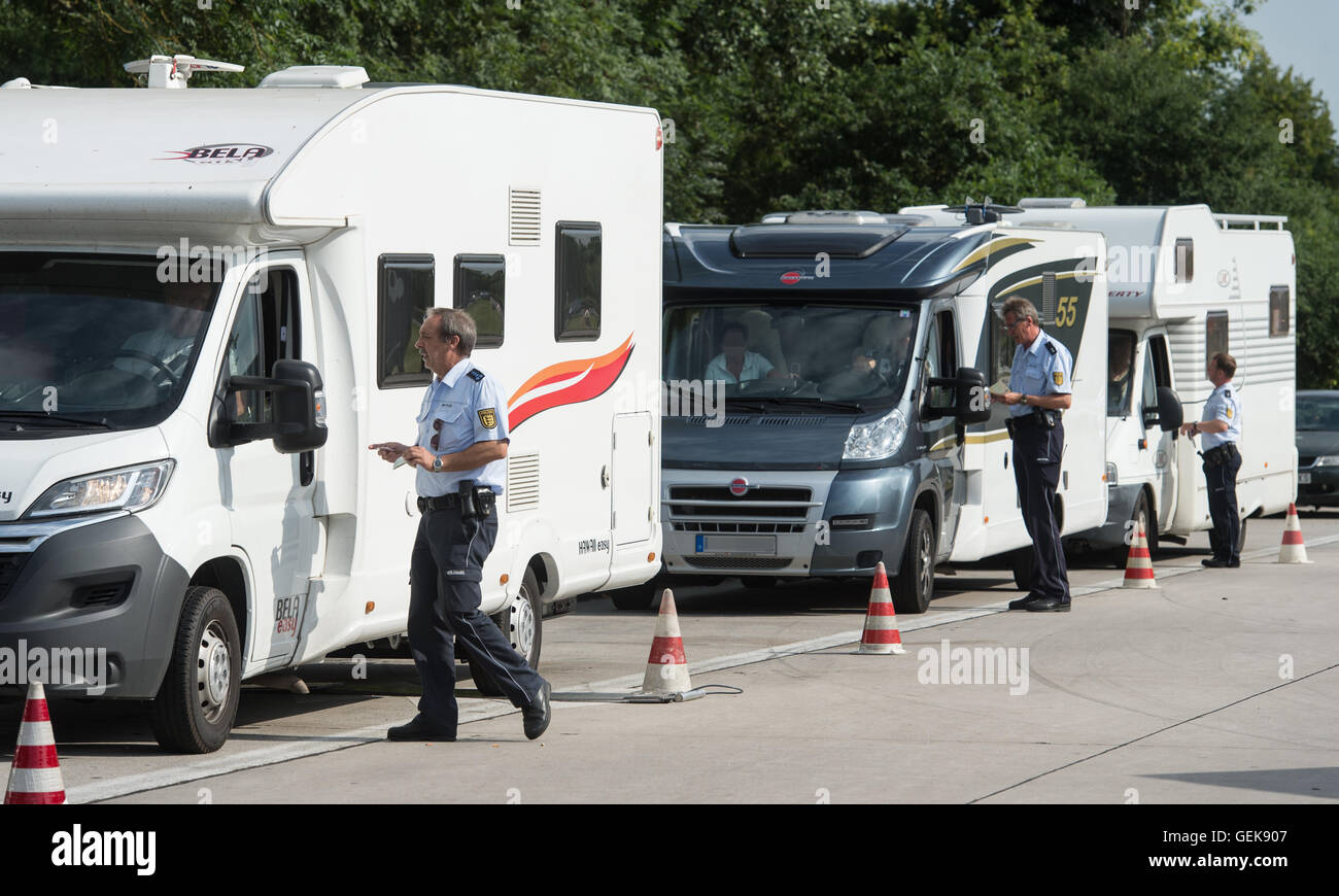 Neuenburg, Germany. 22nd July, 2016. Police officers inspect camper ...