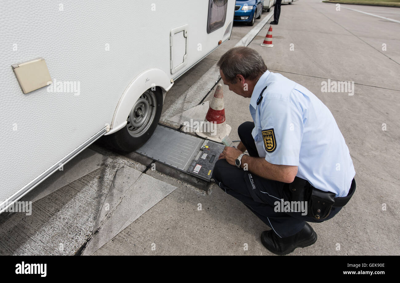 Neuenburg, Germany. 22nd July, 2016. A police officer reads the weight ...