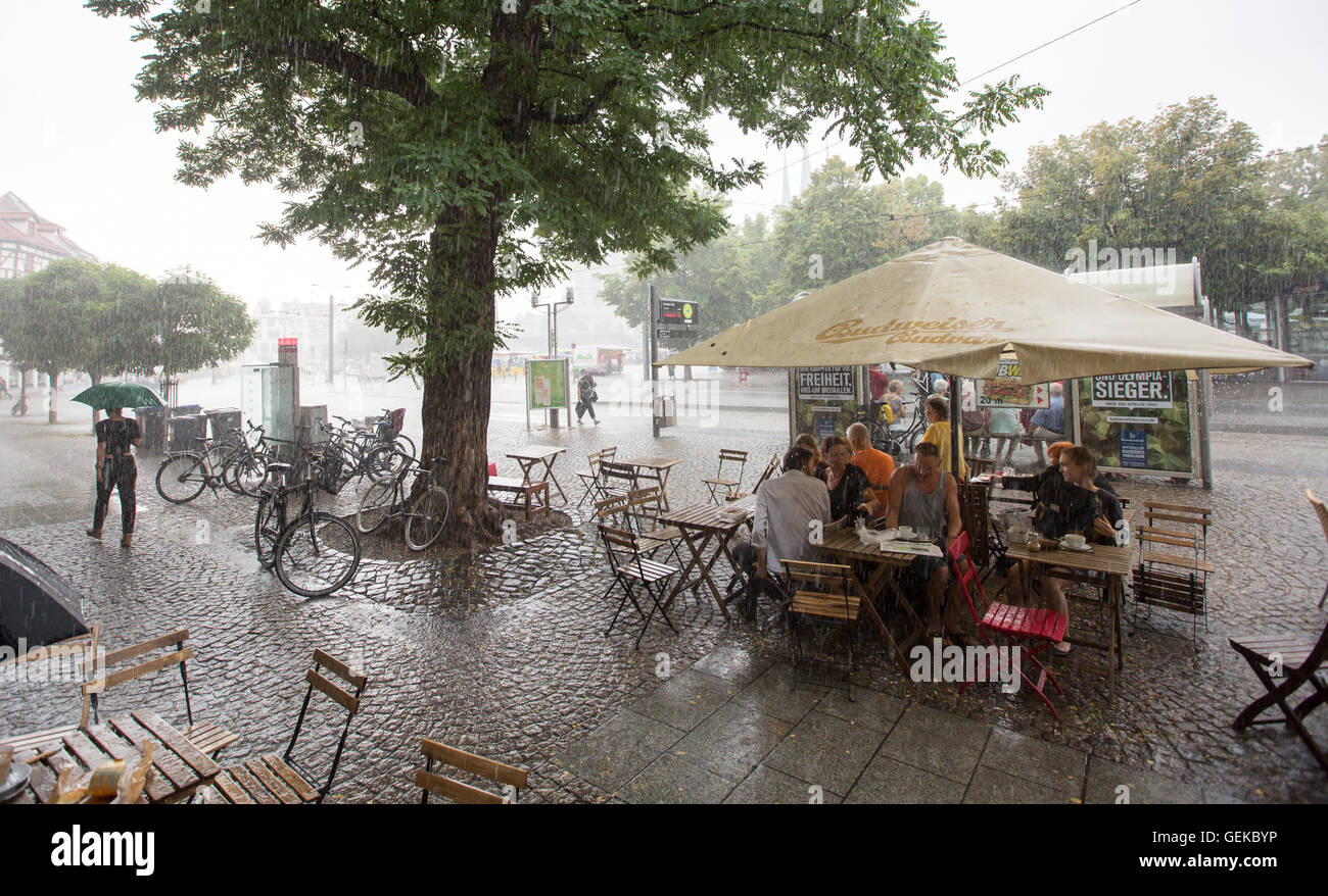 Sudden rain hi-res stock photography and images - Alamy
