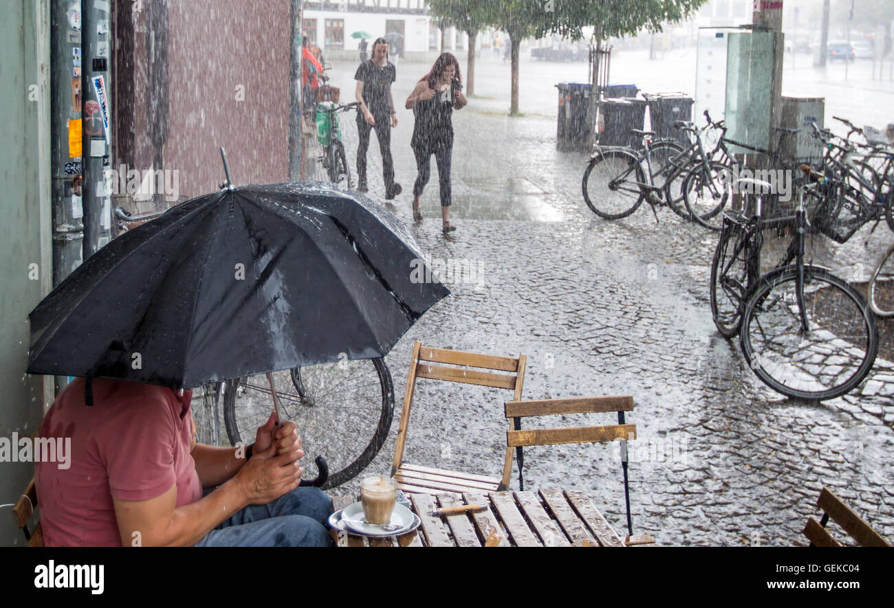 Sudden rain hi-res stock photography and images - Alamy