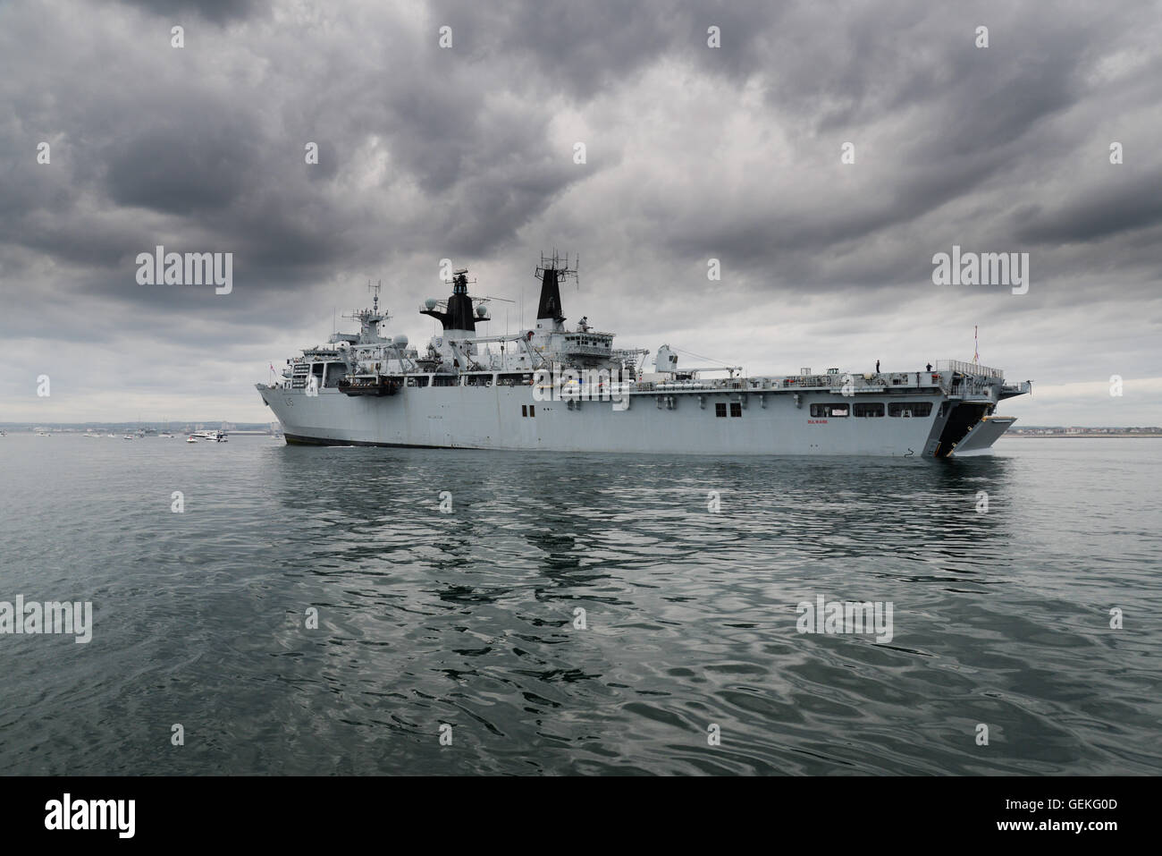 The Royal Navy 'Albion' class, assault ship HMS Bulwark Stock Photo - Alamy