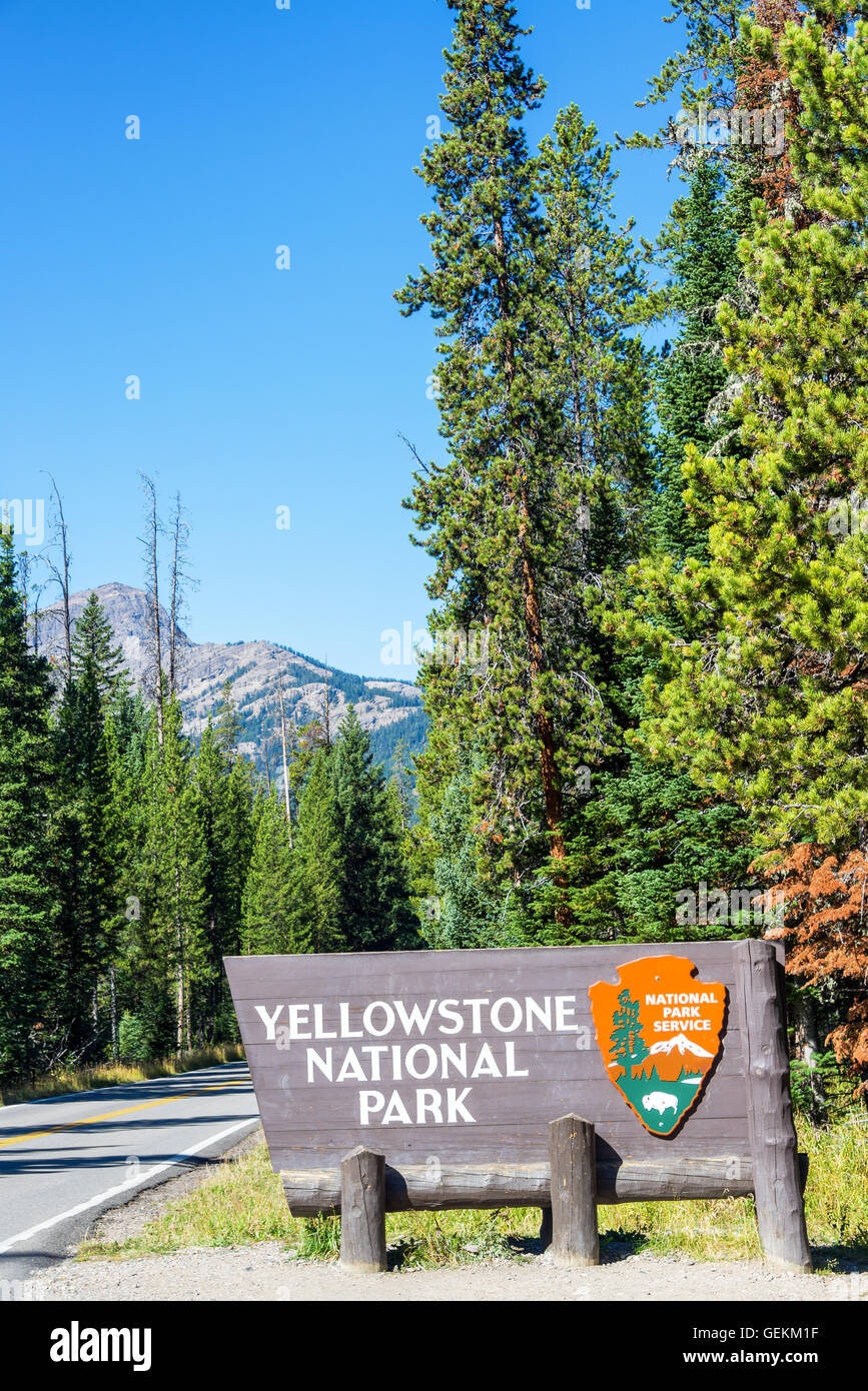 Yellowstone national park sign hi-res stock photography and images - Alamy