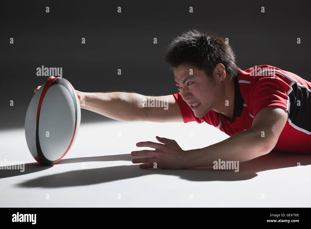 Rugby player diving to score try hi-res stock photography and images ...
