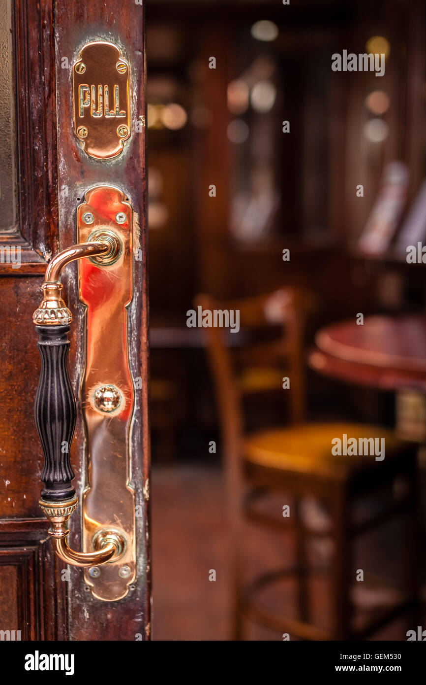 Open pub door hi-res stock photography and images - Alamy