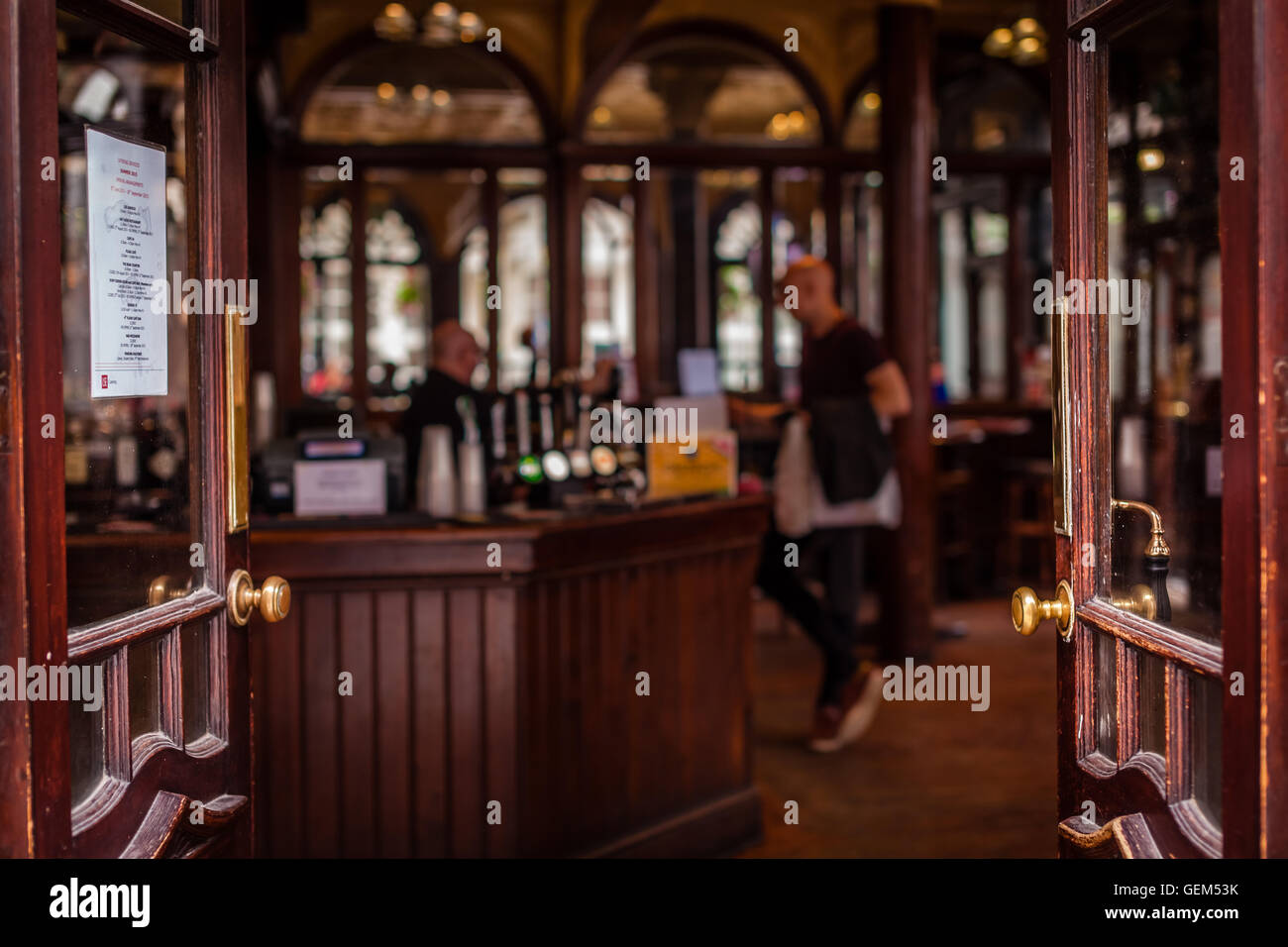 Old english pub counter hi-res stock photography and images - Alamy