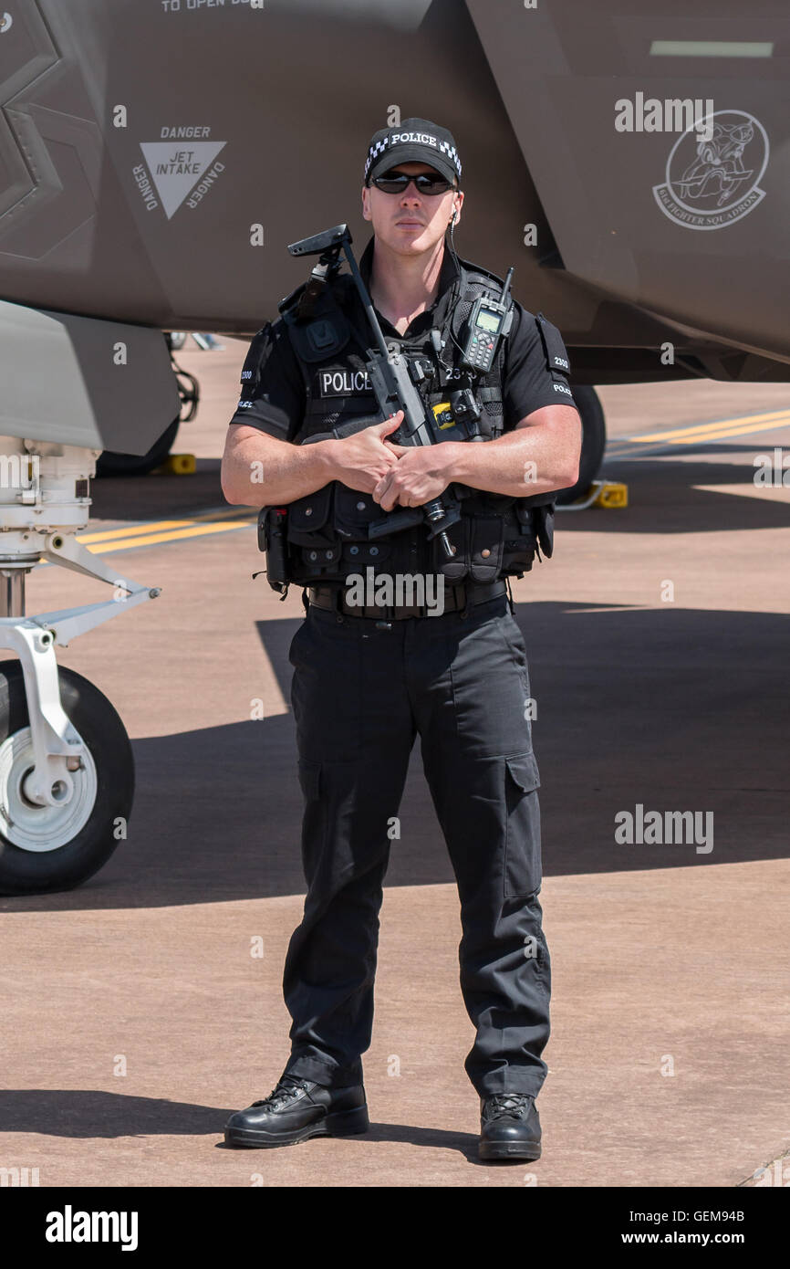 Armed police uk hi-res stock photography and images - Alamy