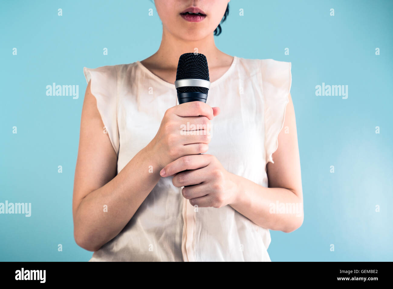 Journalist reporter woman microphone hi-res stock photography and ...