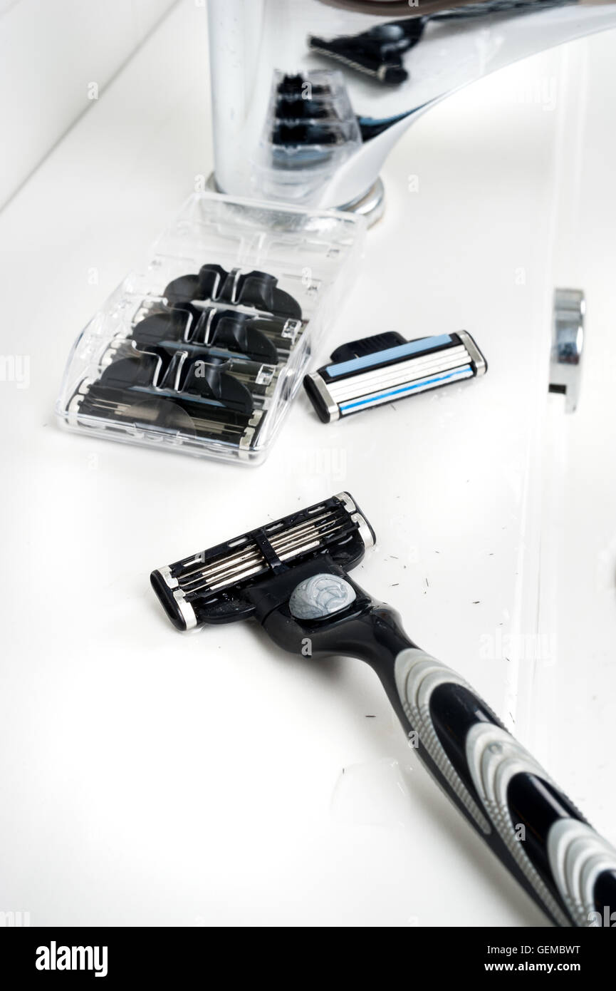 Razor blade new hi-res stock photography and images - Alamy