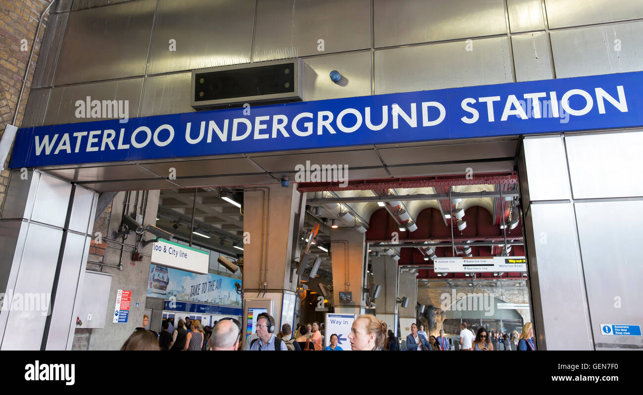 Waterloo underground station sign hi-res stock photography and images ...
