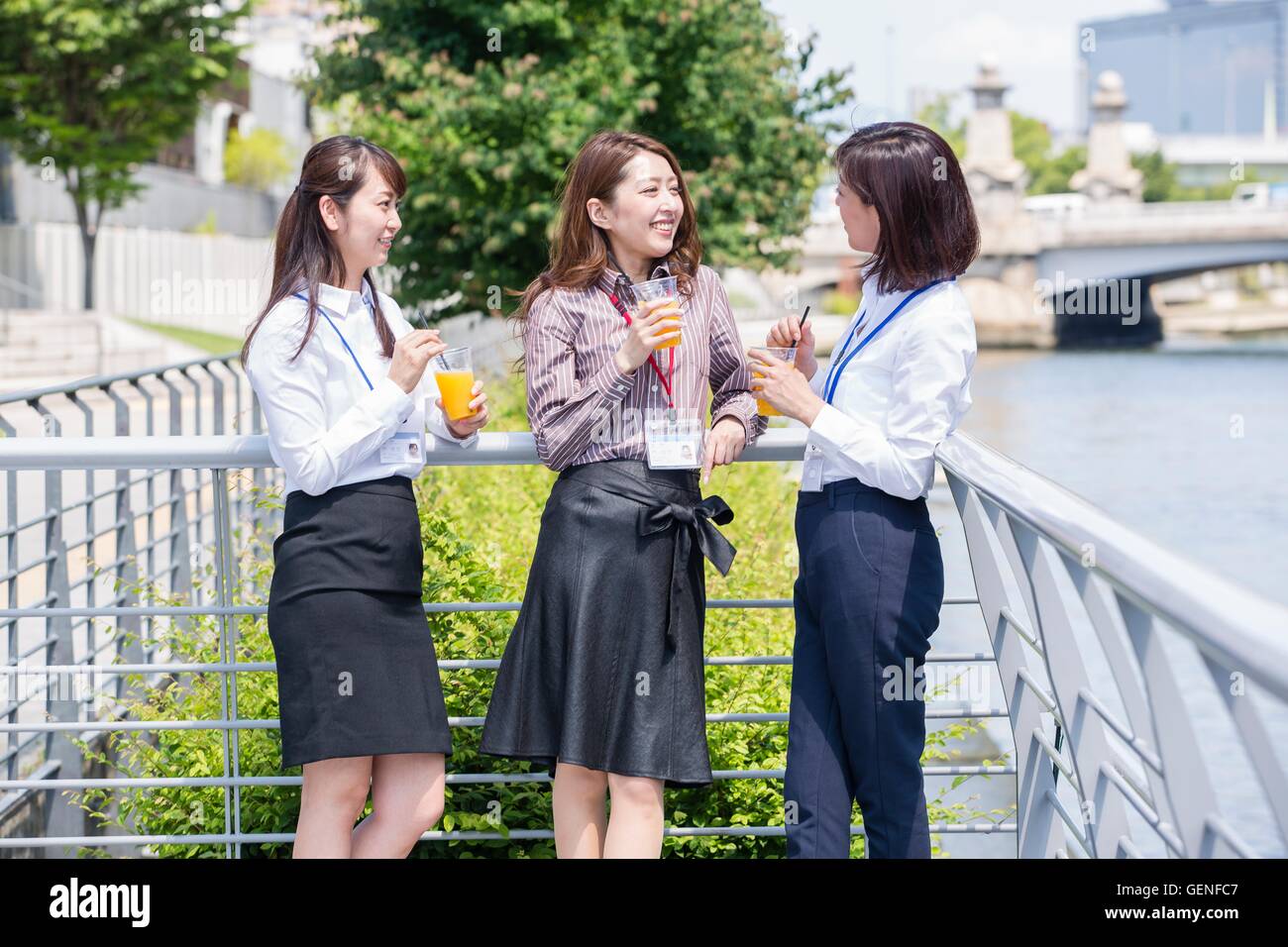 Business women talking hi-res stock photography and images - Alamy