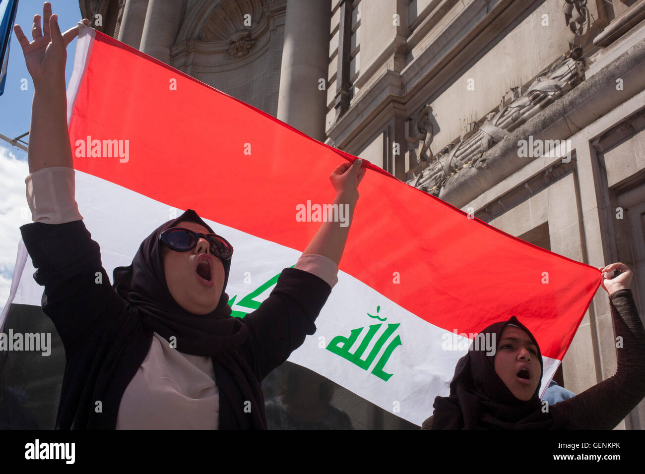 Holding the iraqi flag hi-res stock photography and images - Alamy