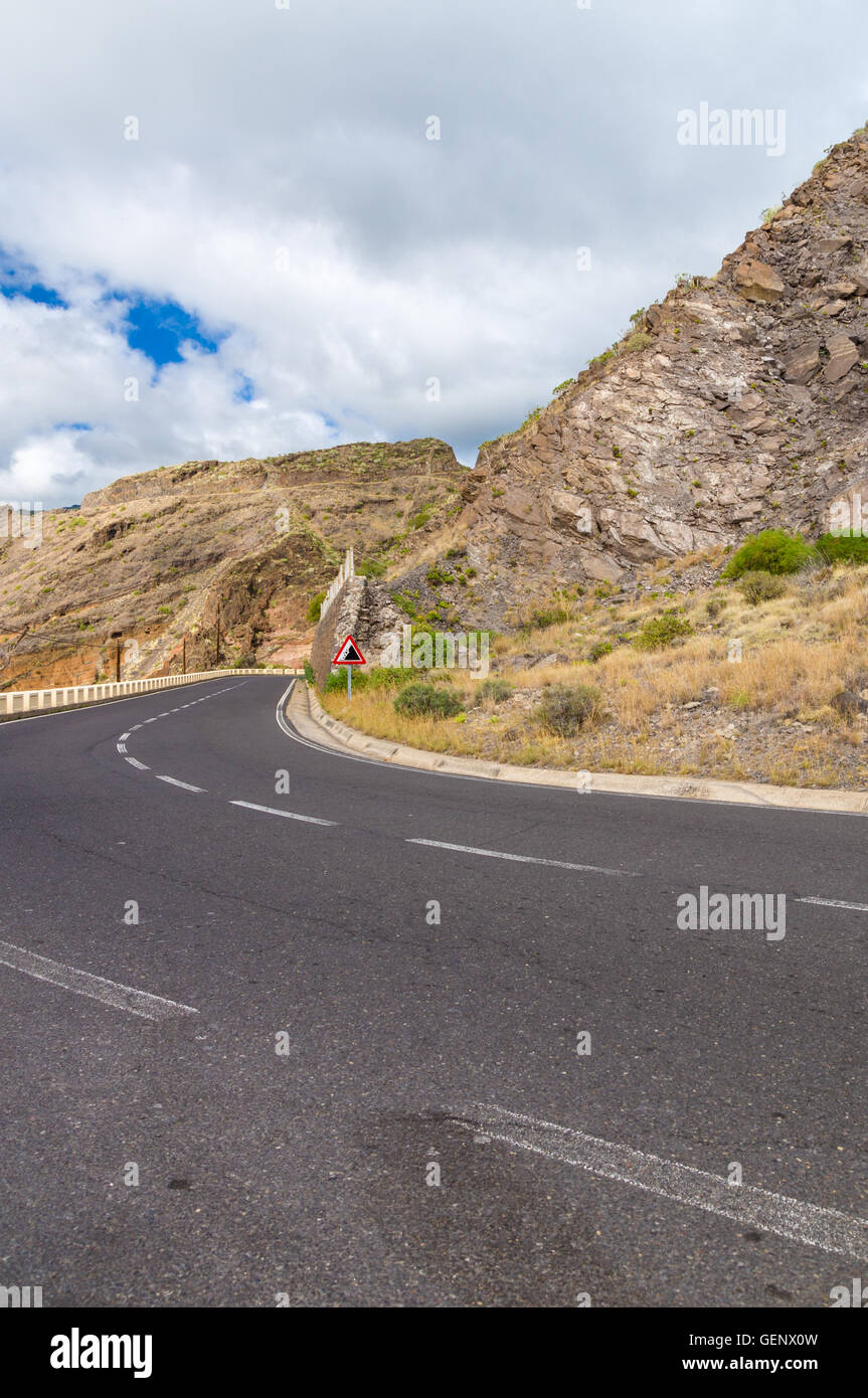 Falling rocks road sign road sign hi-res stock photography and images ...