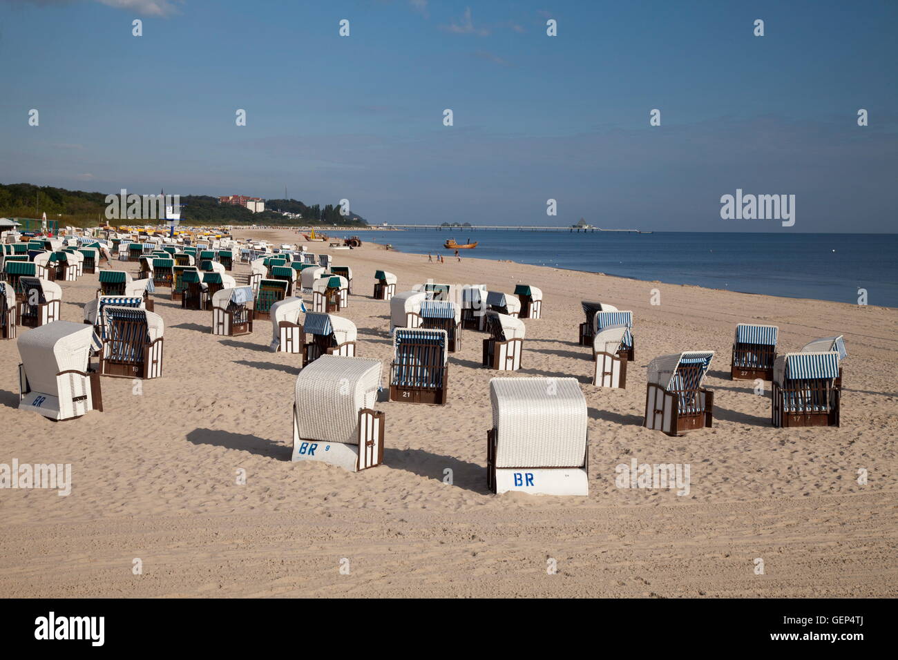 Wicker bath chairs hi-res stock photography and images - Alamy