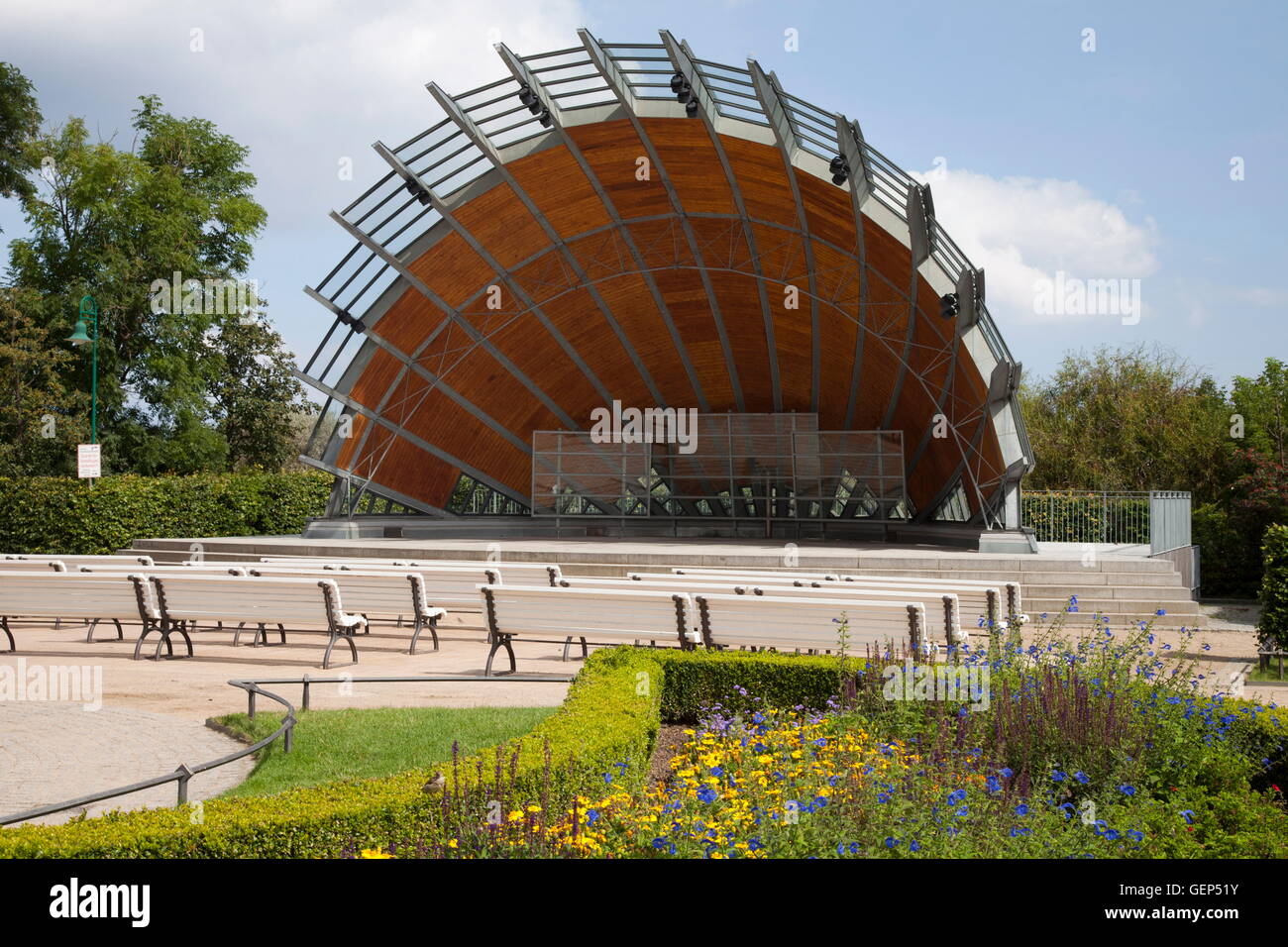 Open air stages hi-res stock photography and images - Alamy