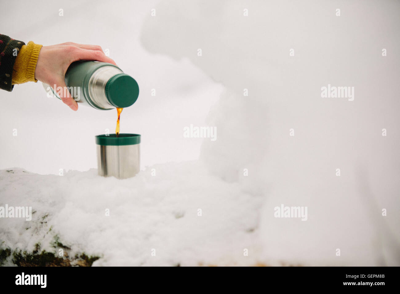 Pouring a drink hi-res stock photography and images - Alamy