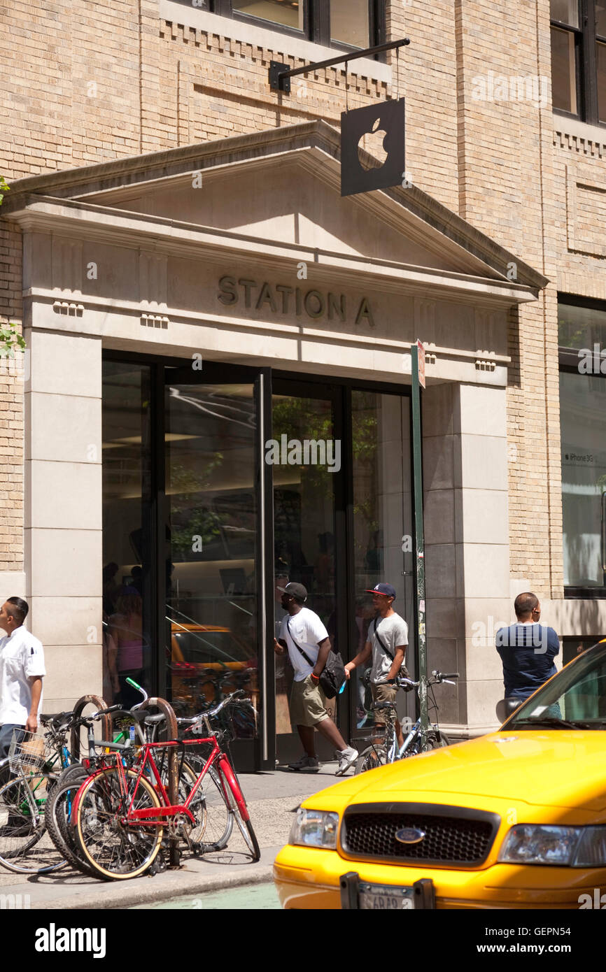 Apple Store, SoHo, NYC Stock Photo - Alamy