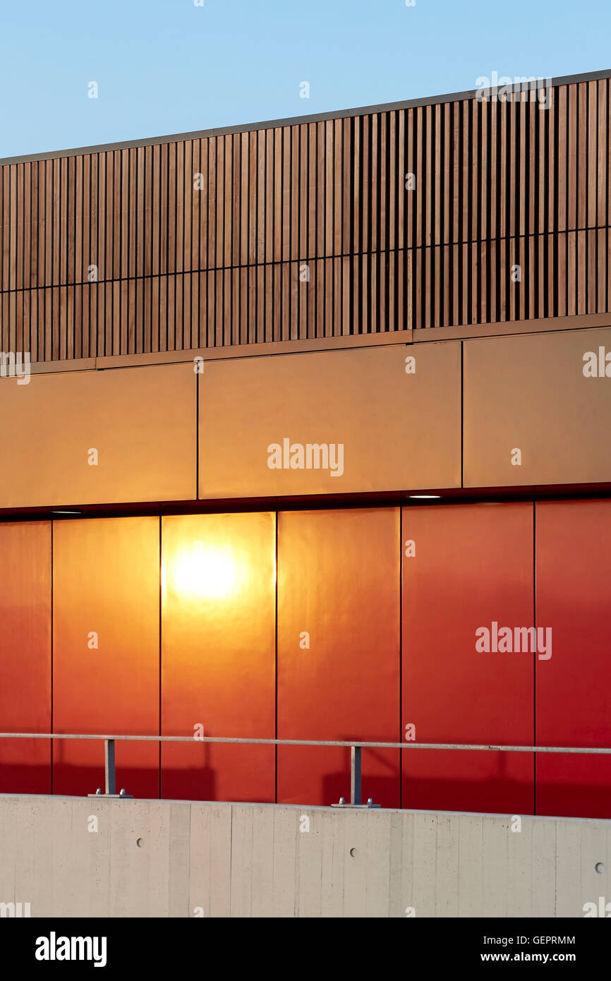 Red timber cladding hi-res stock photography and images - Alamy