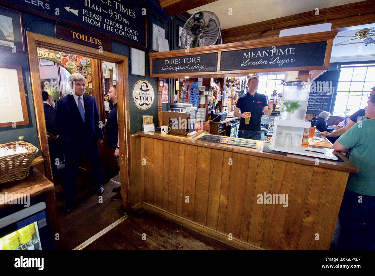 Secretary Kerry Walks Through the Historic King Arms Pub in Oxford to ...