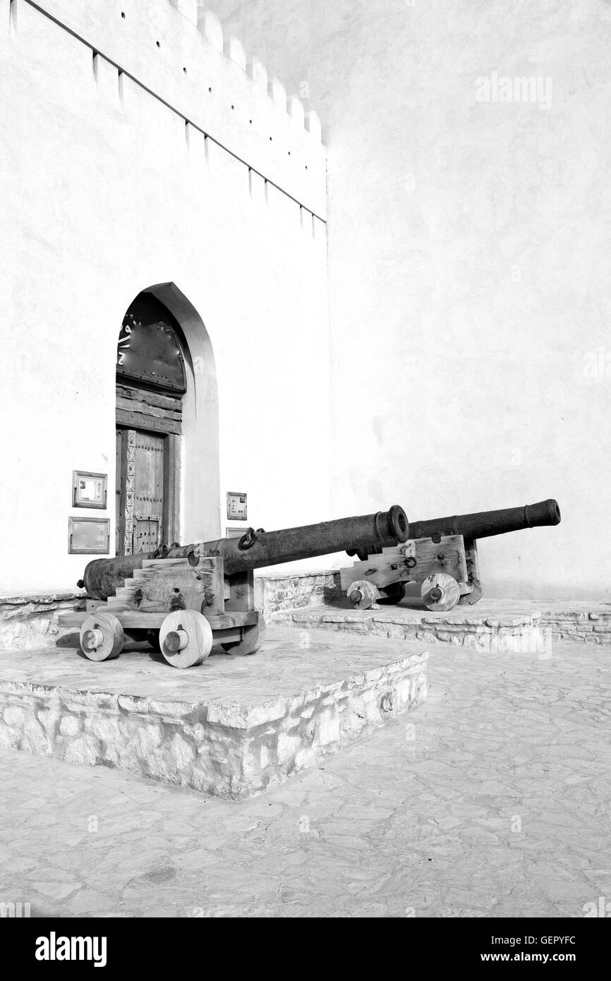 castle and cannon near the wall in oman muscat the old Stock Photo - Alamy