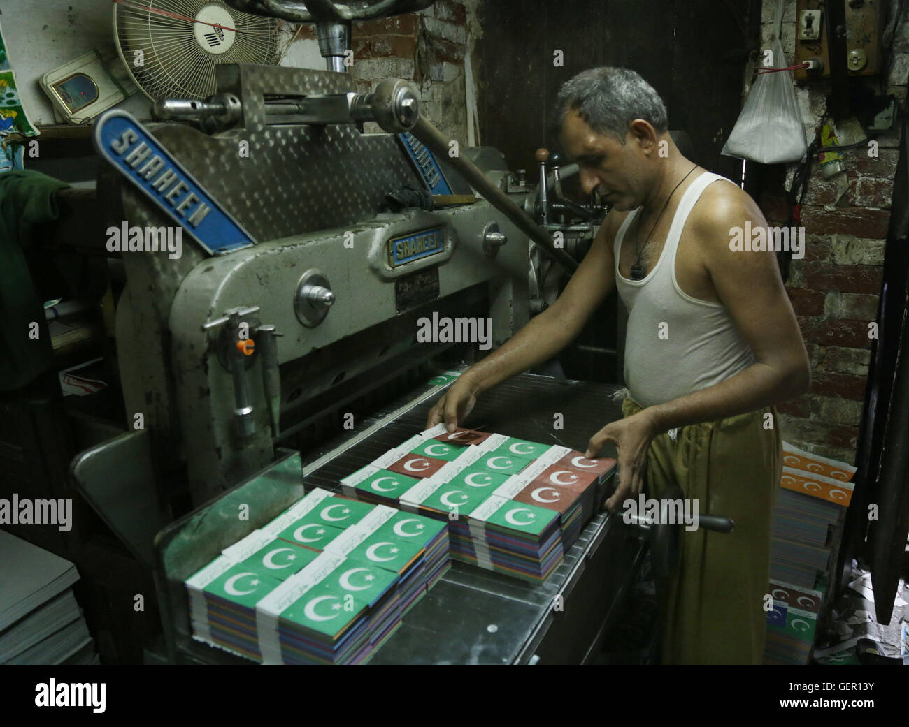 Lahore, Pakistan. 26th July, 2016. Pakistani workers busy printing the ...
