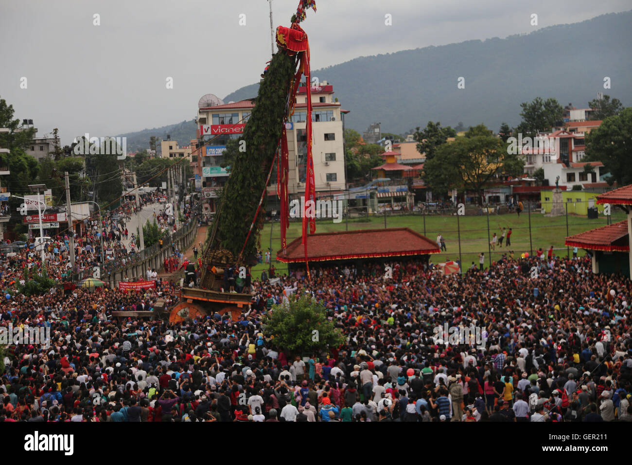 Lalitpur, Nepal. 26th July, 2016. Devotees bring the chariot of Rato ...