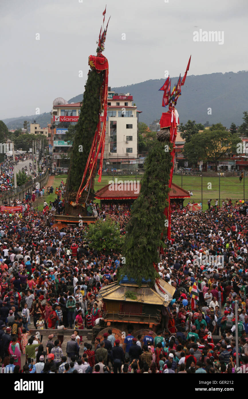 Lalitpur, Nepal. 26th July, 2016. Devotees bring the chariot of Rato ...