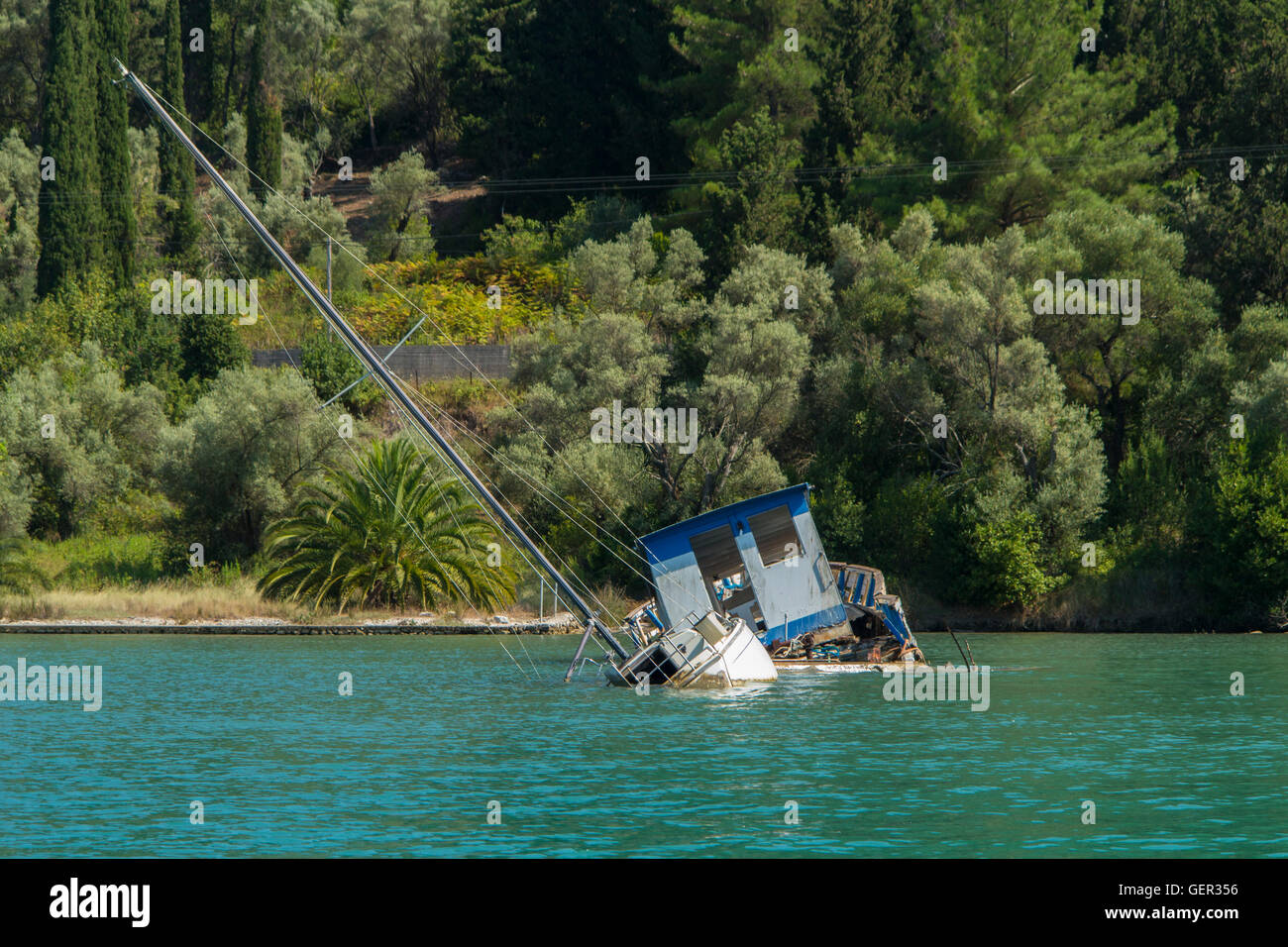 Sunken boats hi-res stock photography and images - Alamy