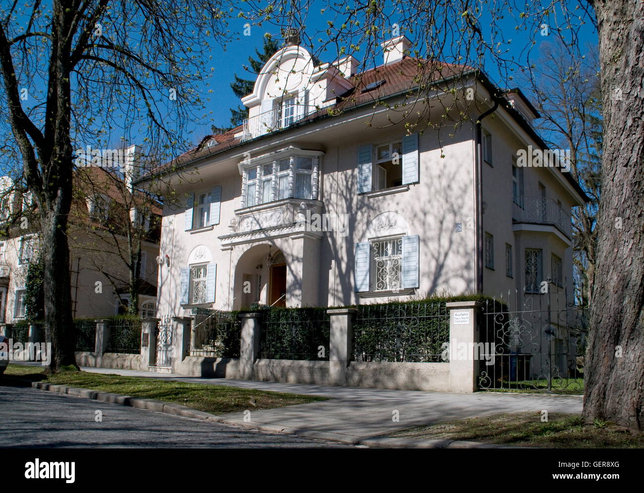 Munich villa house mansion bavaria hi-res stock photography and images ...