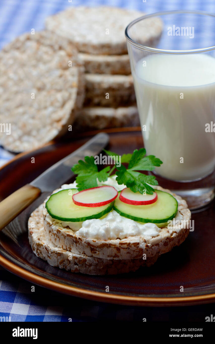 Dinkelwaffel belegt mit Frischkaese, Gurke und Radieschen, Glas Milch ...