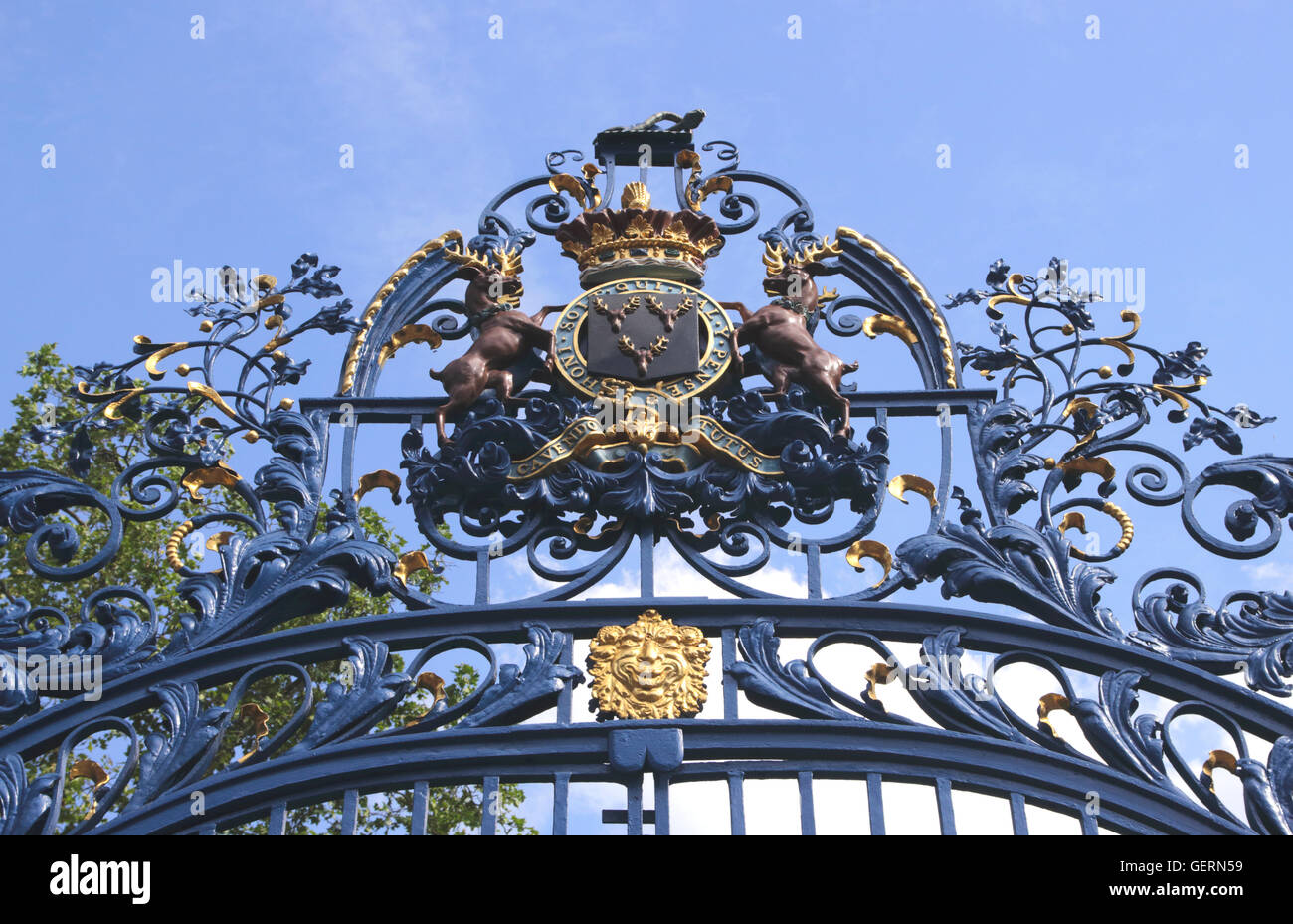 Ornamental Gate to Green Park at Piccadilly London Stock Photo - Alamy