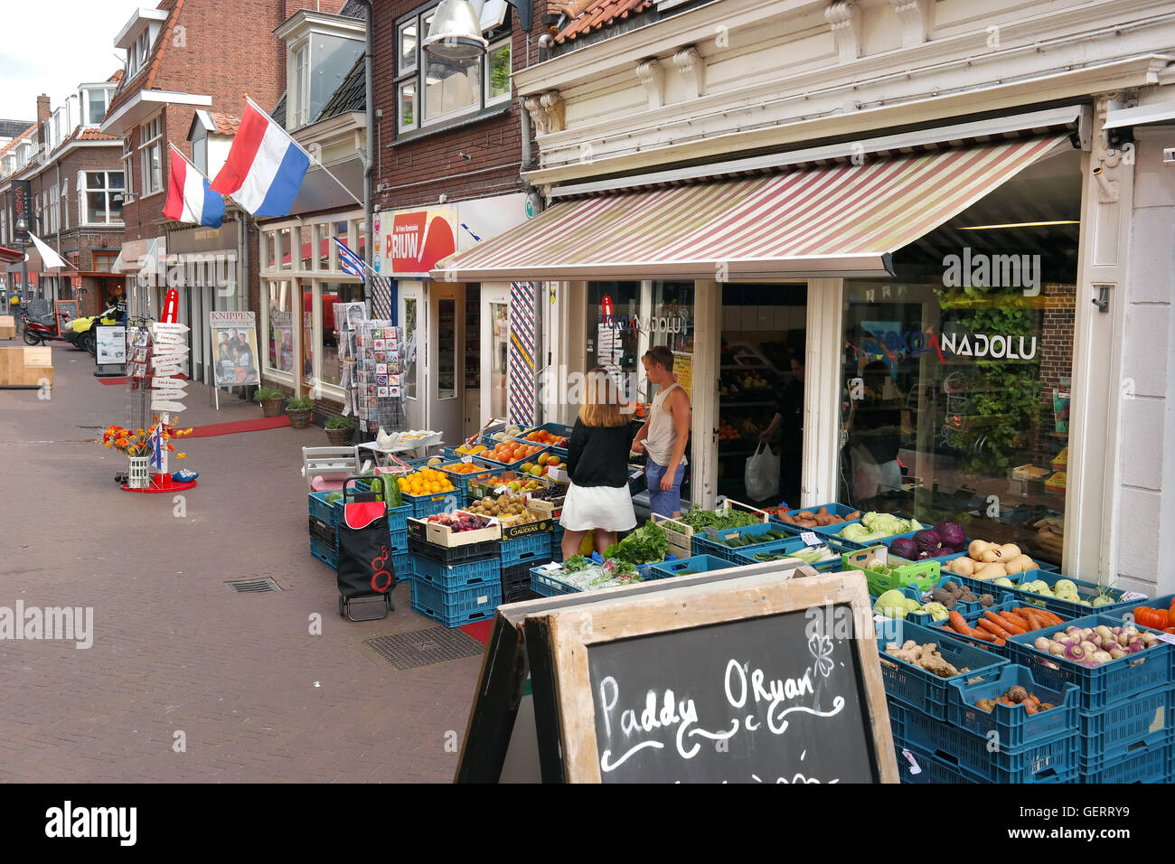 Small fruit vegetable shop display hi-res stock photography and images ...