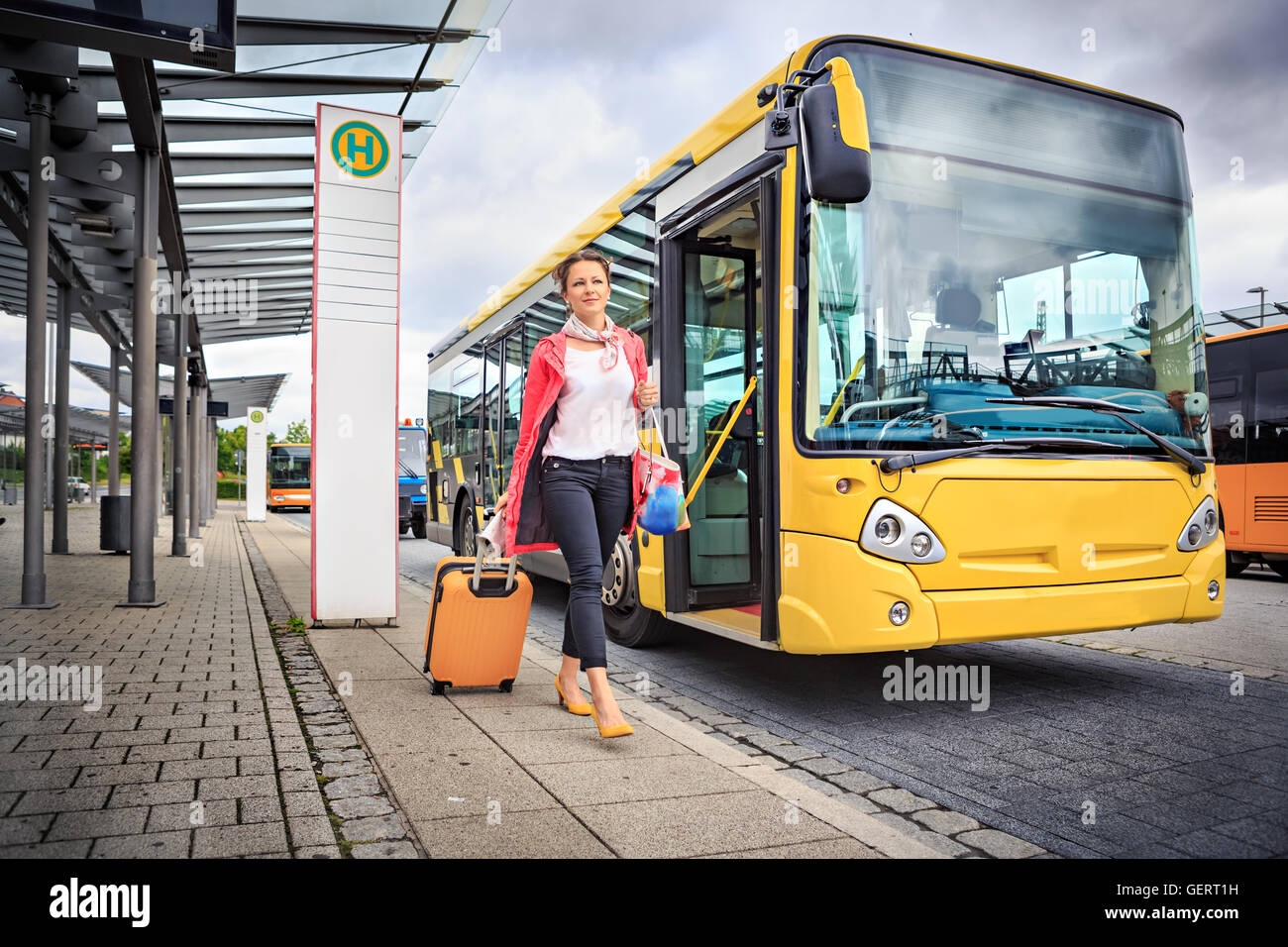 Young woman bus station phone hi-res stock photography and images - Alamy